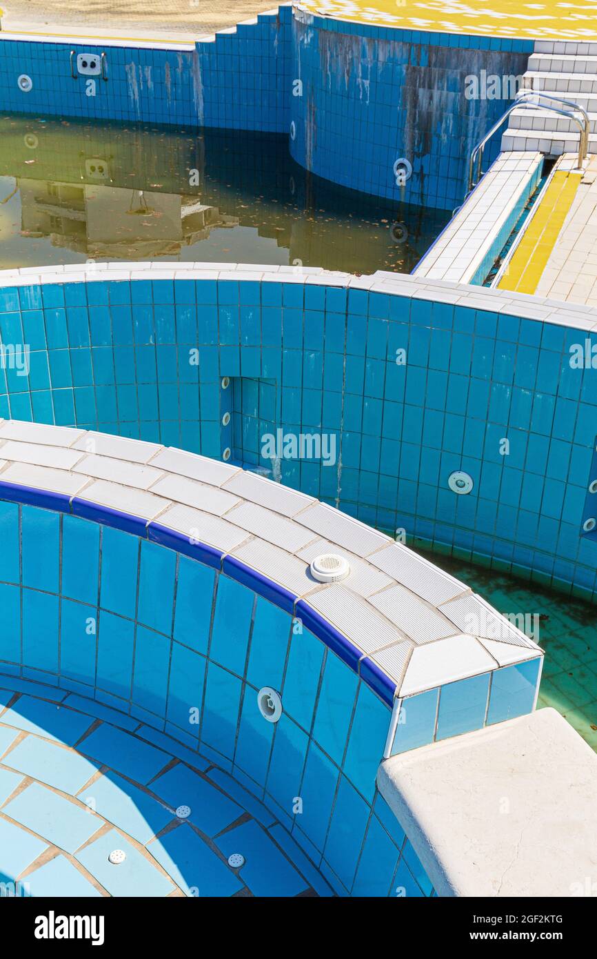 Empty dirty swimming pool pools hi-res stock photography and images - Alamy