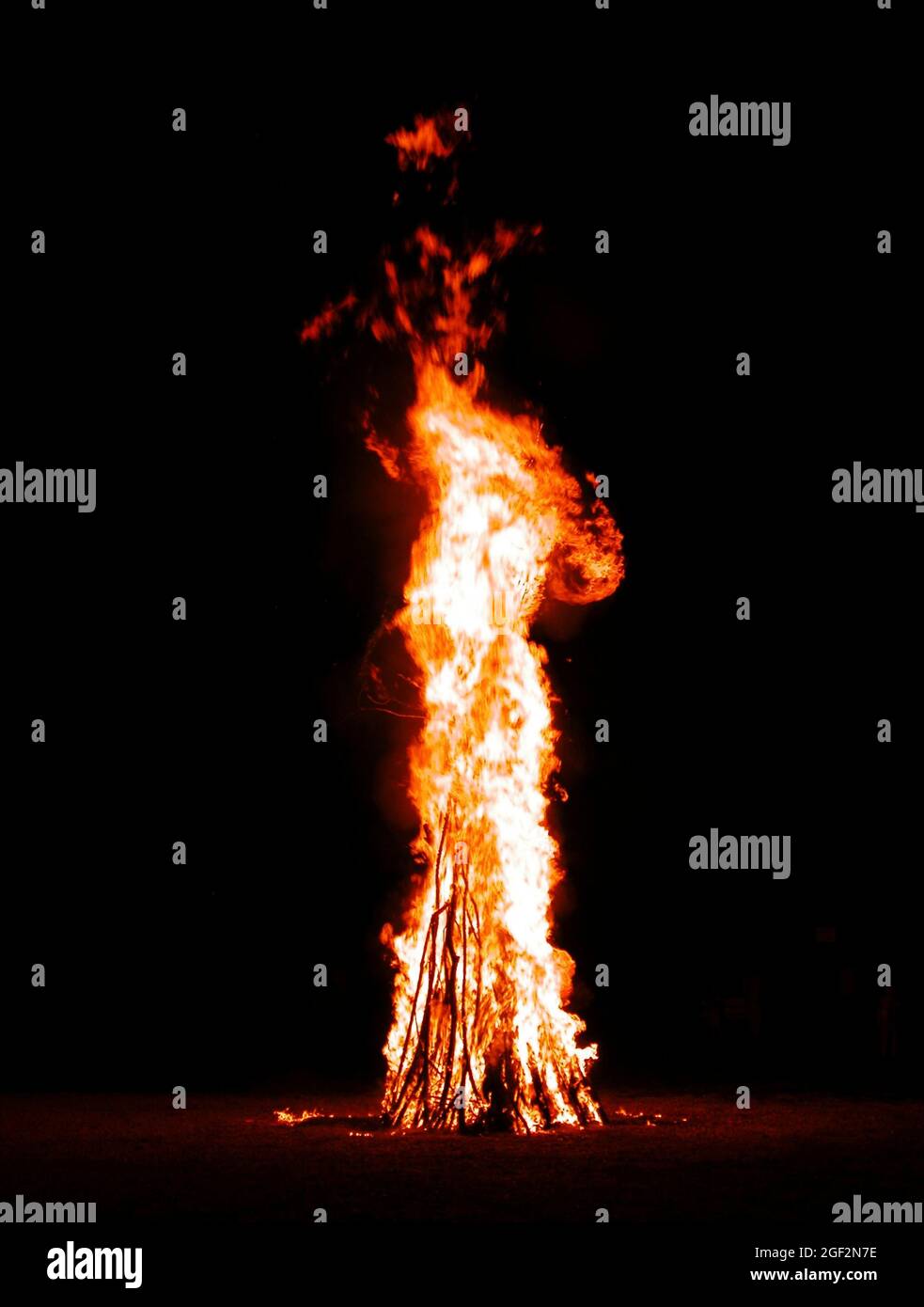 Campfire dark hi-res stock photography and images - Alamy