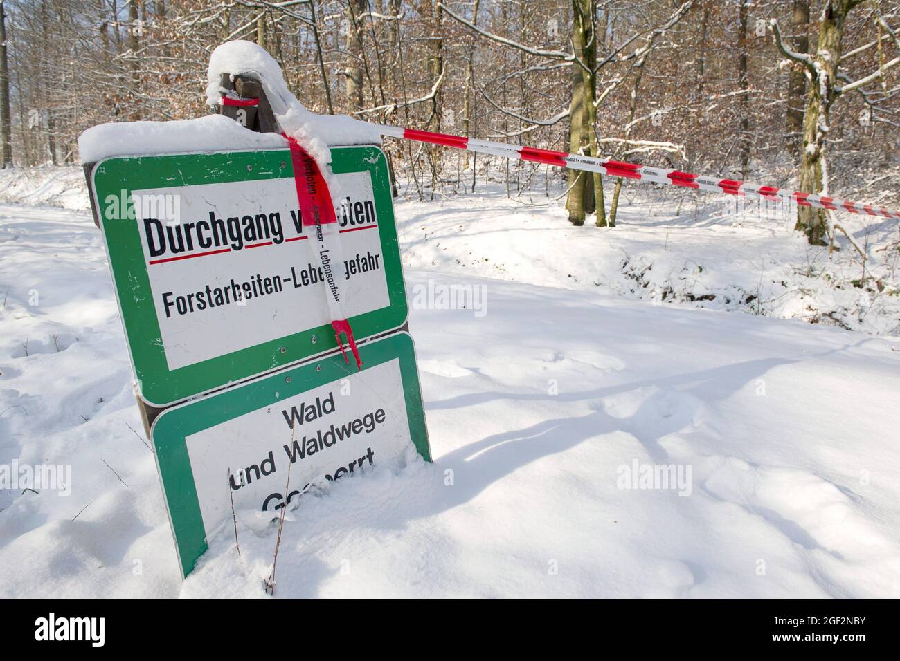 Road sign roads blocked hi-res stock photography and images - Alamy