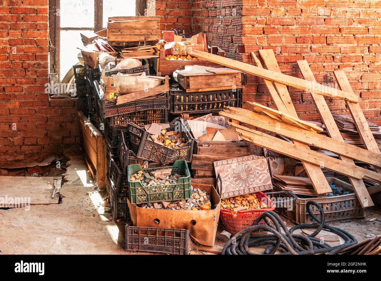 Installing ceramic floor tile hi-res stock photography and images - Alamy
