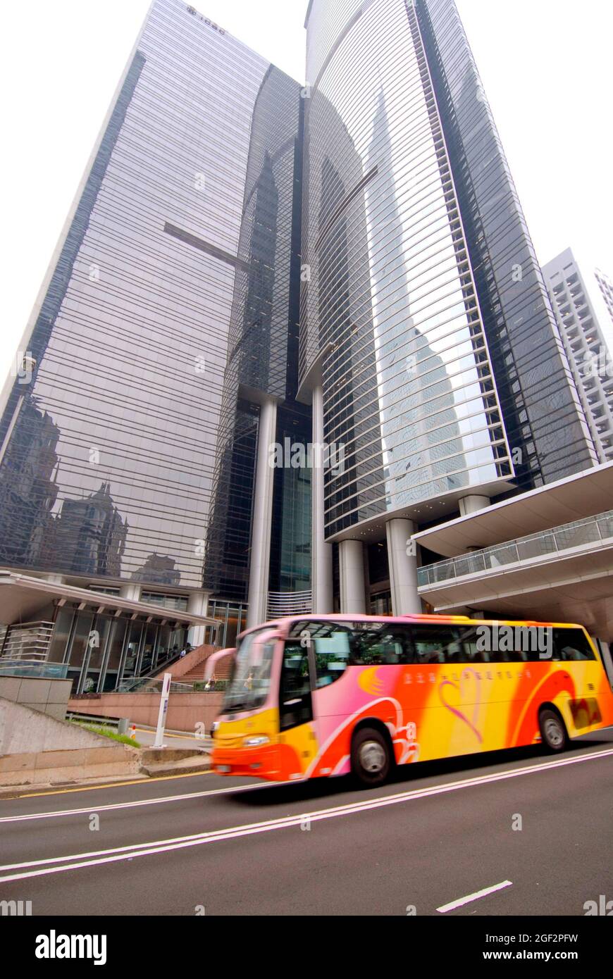 tour bus in front of skyscraper, Hong Kong Stock Photo - Alamy