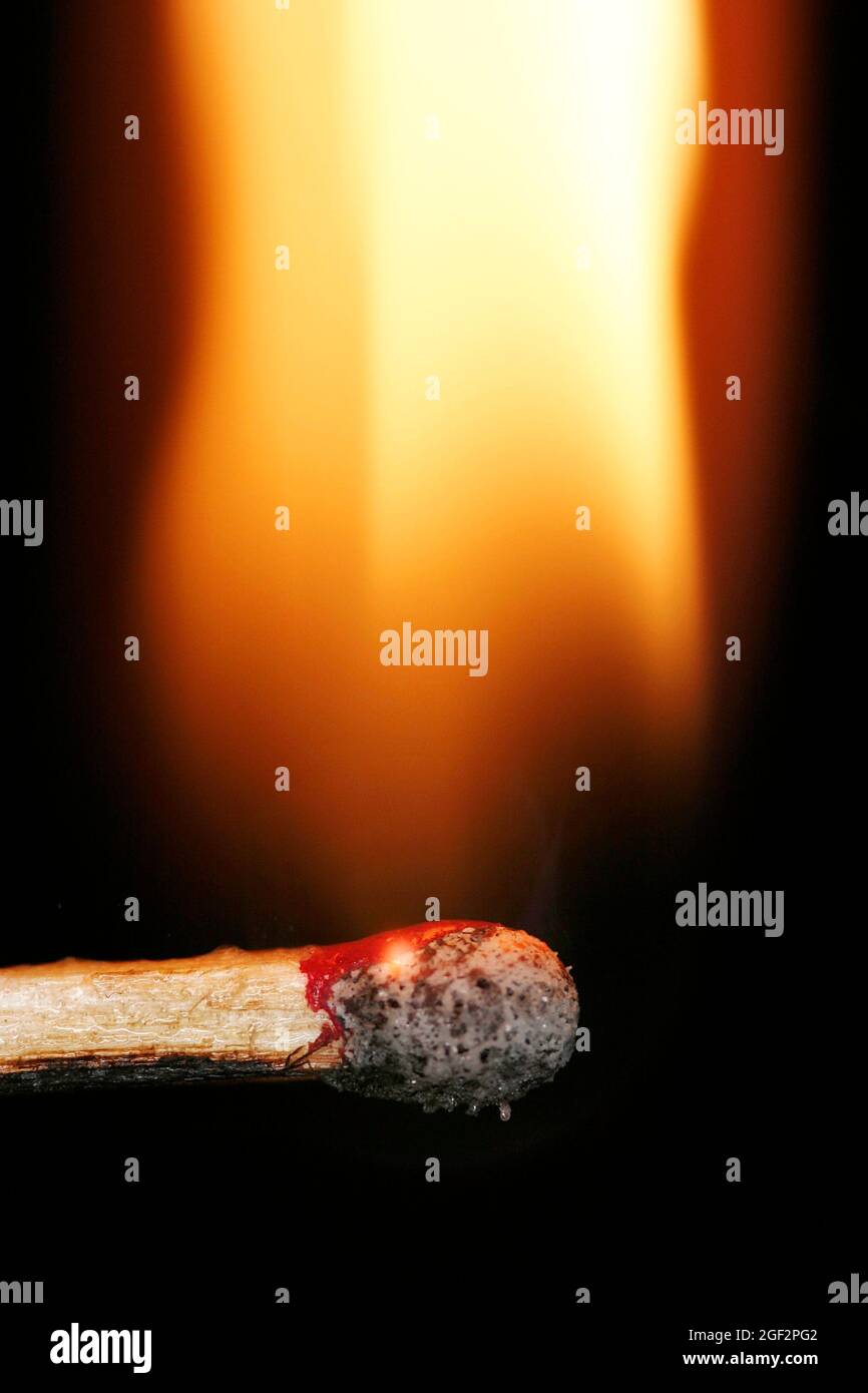 Burning matchsticks hi-res stock photography and images - Alamy