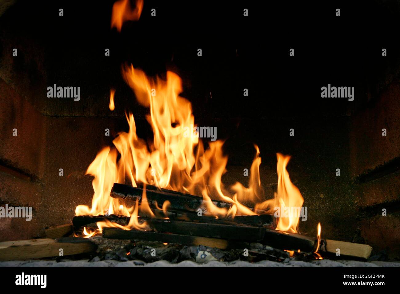 Log fire chimney hi-res stock photography and images - Alamy