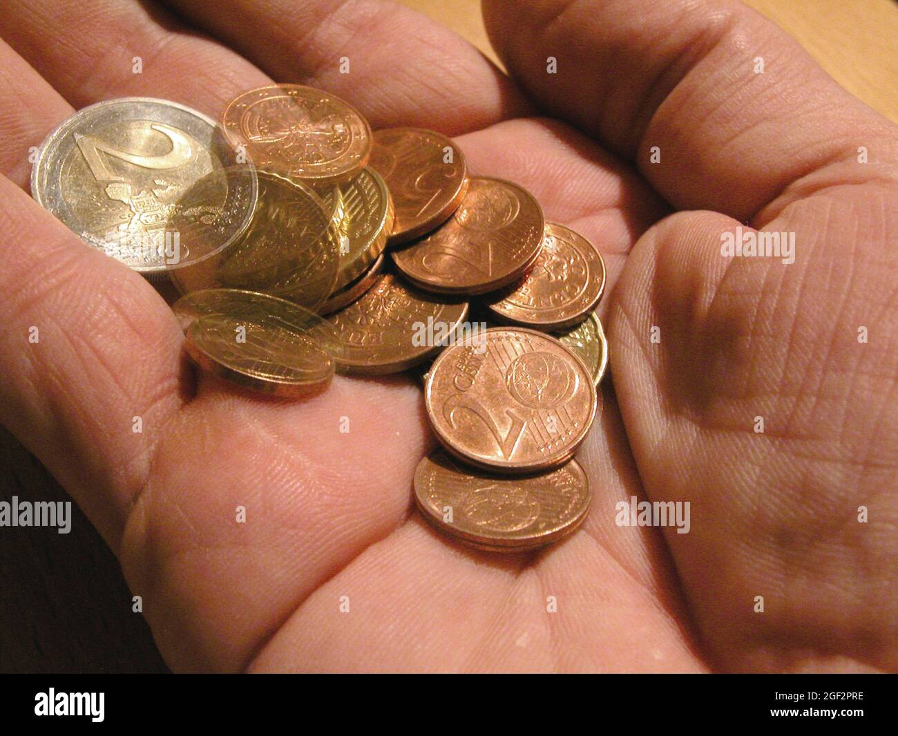 Hand holding coins hi-res stock photography and images - Alamy