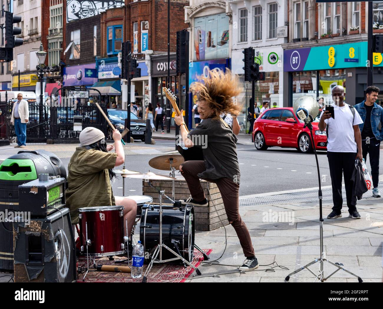 Street musicians london crowd hi-res stock photography and images - Alamy