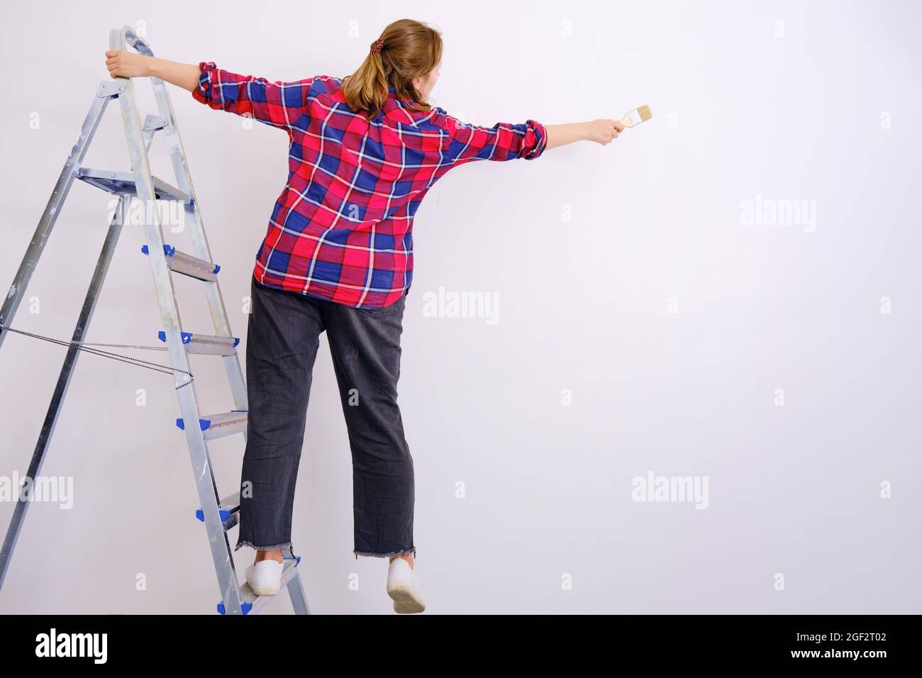 Problems with safety at painting high-rise works. Falling off a ladder ...