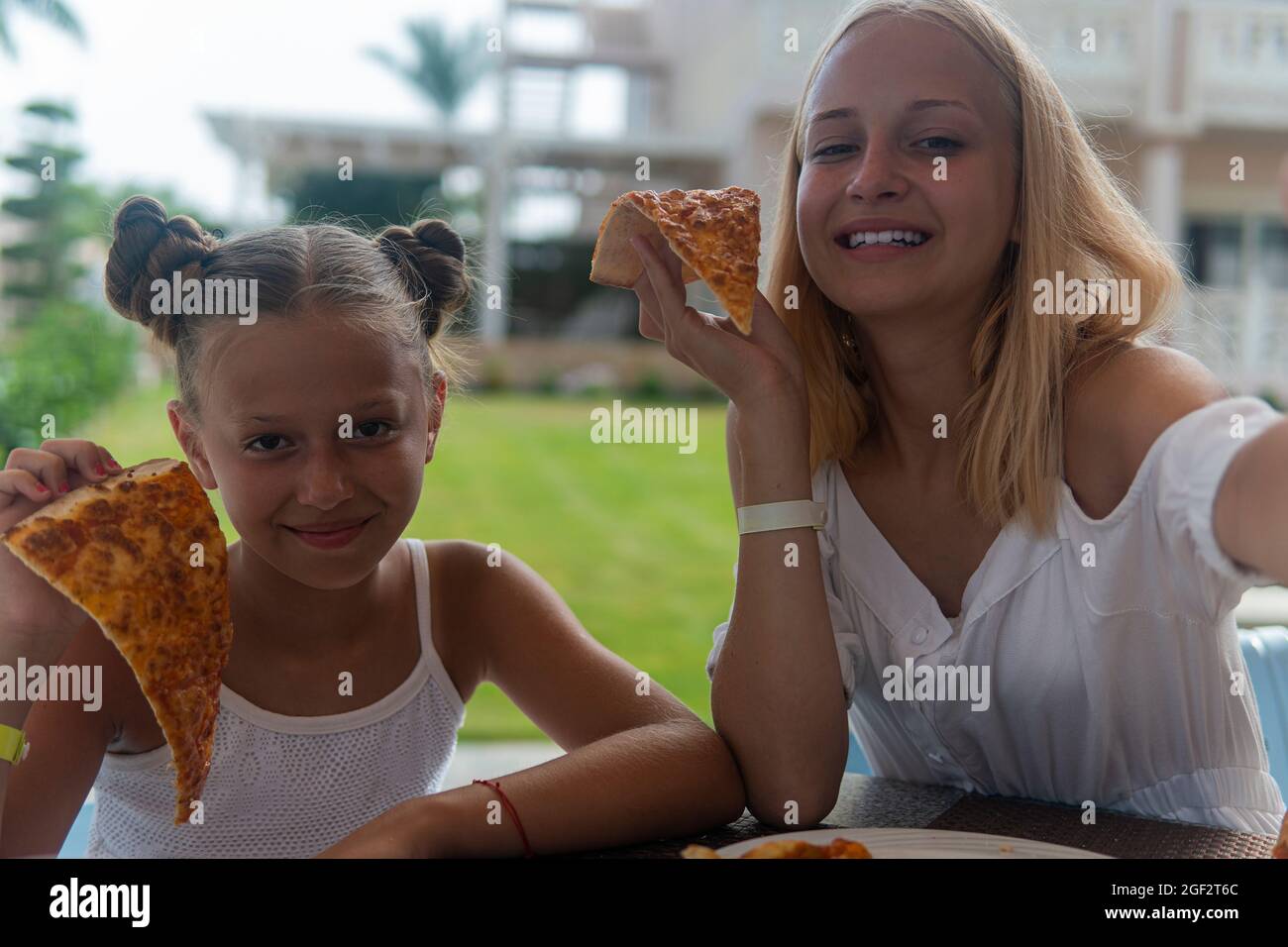 Two teen girls eating hi-res stock photography and images - Alamy