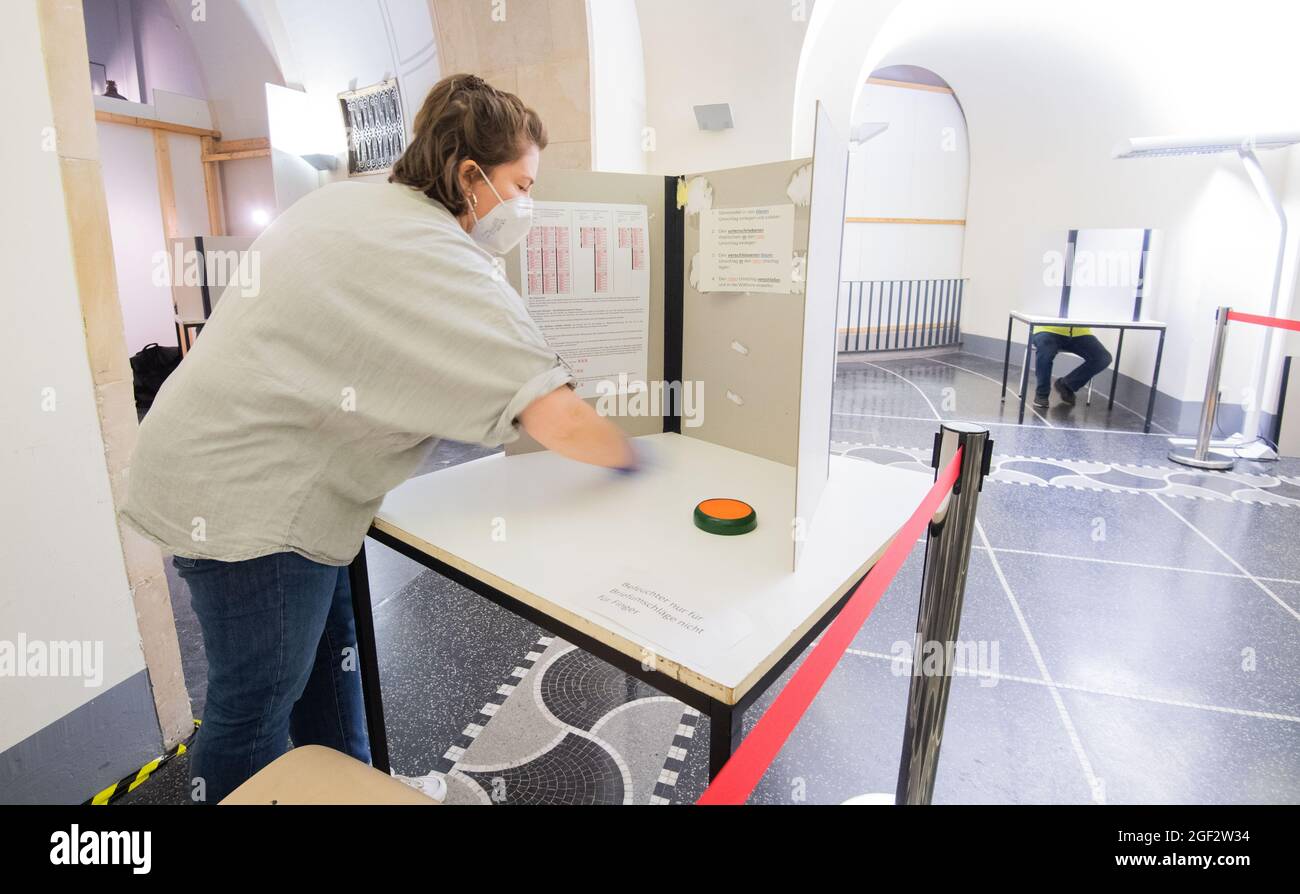 Open voting booth hi-res stock photography and images - Alamy