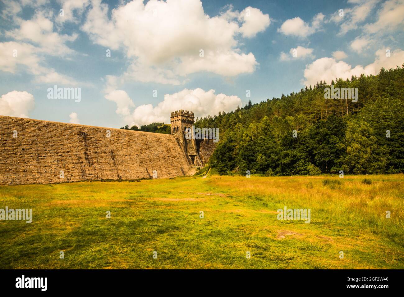 Dam holding back water hi-res stock photography and images - Alamy