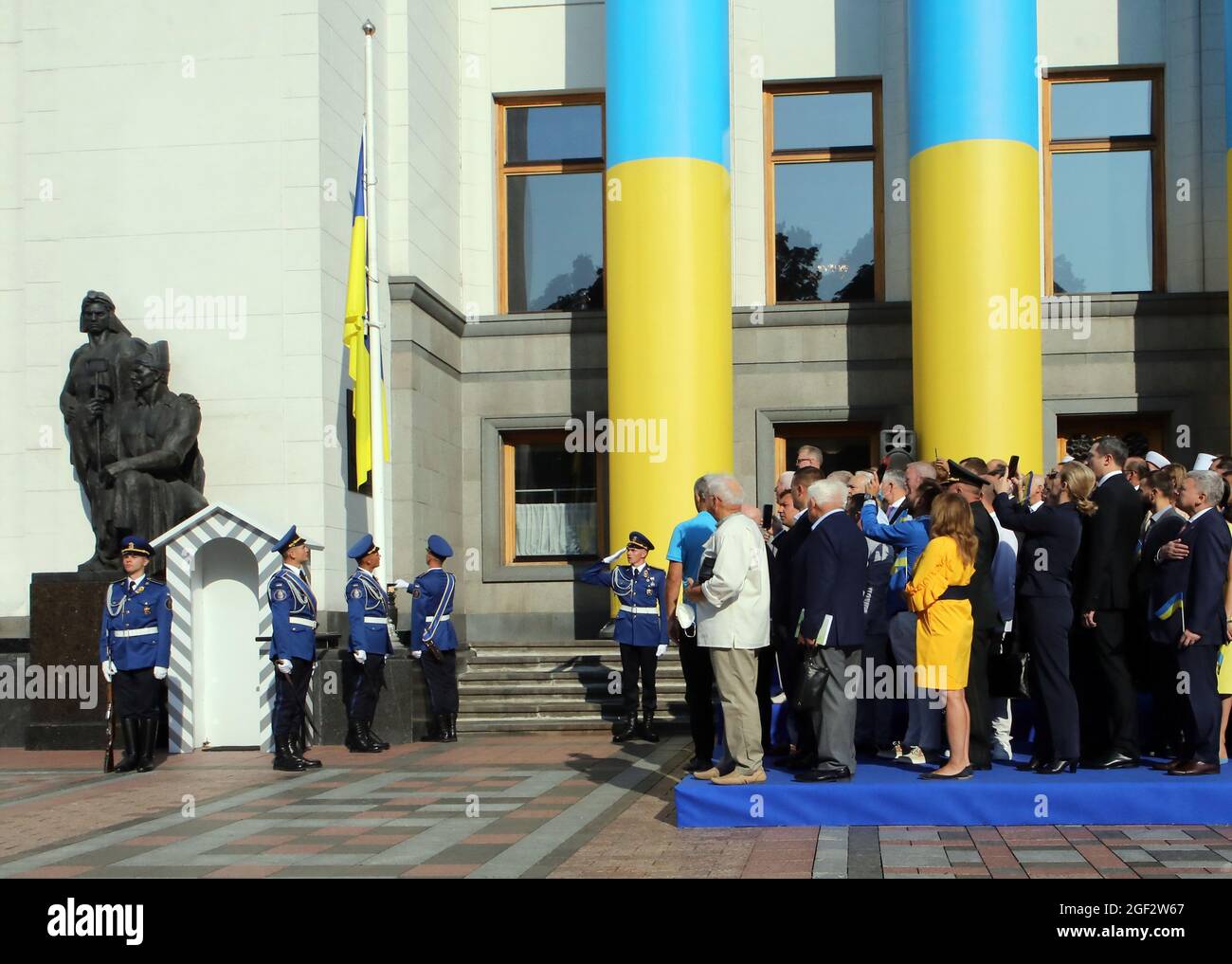 Uk building with ukraine flag hi-res stock photography and images - Alamy