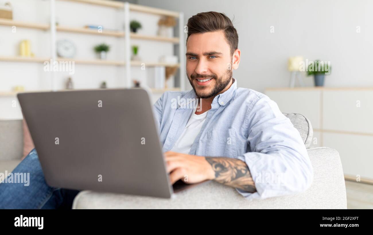 Entrepreneur scrolling hi-res stock photography and images - Alamy