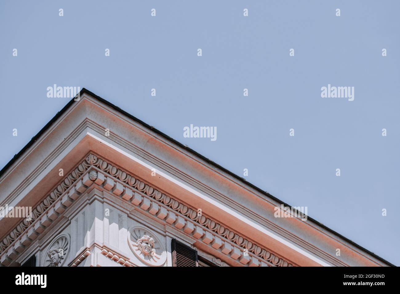 Building corner with art hi-res stock photography and images - Alamy