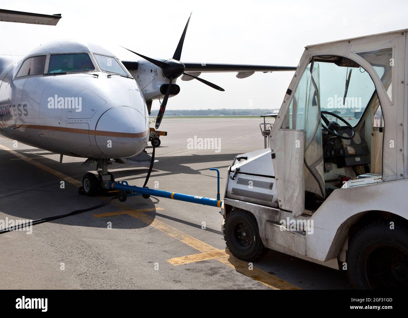 Airport towing vehicle hi-res stock photography and images - Alamy