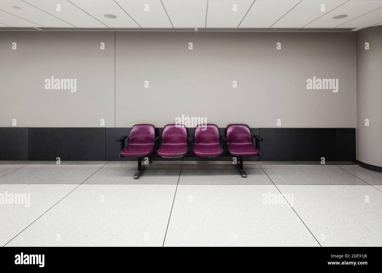 A row of four fixed seats in an empty airport Stock Photo - Alamy