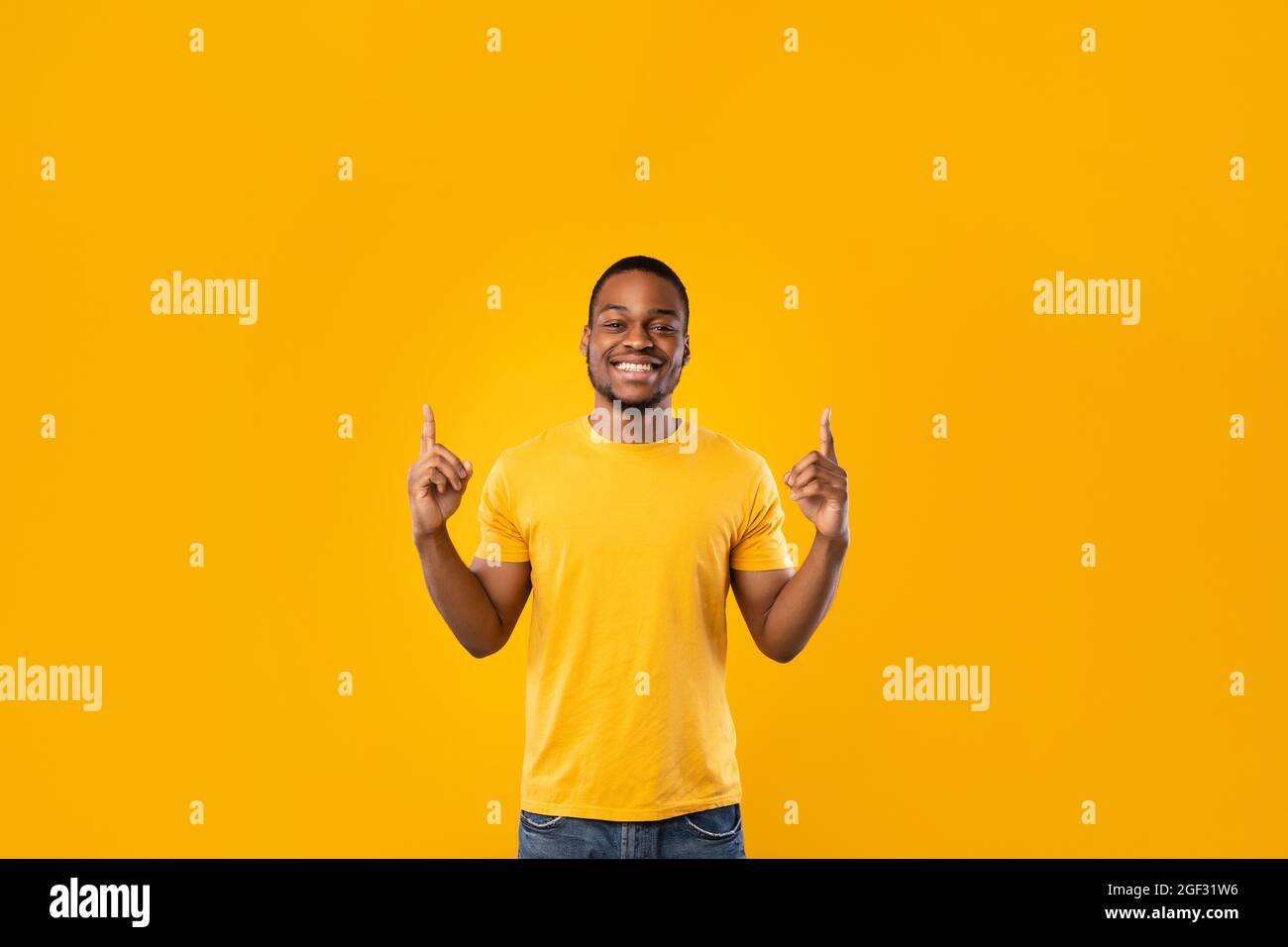 Black yellow shirt pointing hi-res stock photography and images - Alamy