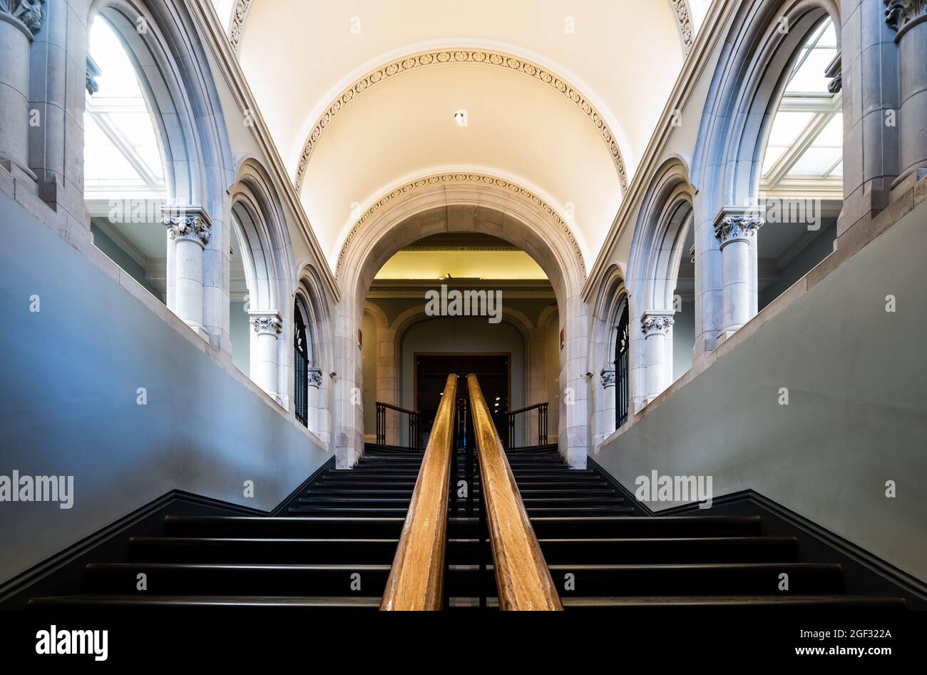 London national gallery staircase hi-res stock photography and images ...