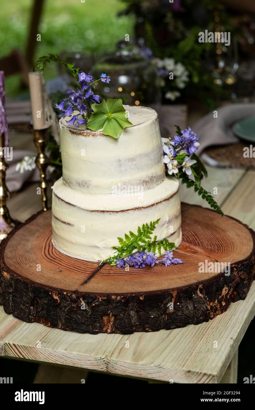 Cake with flower decorations for an outdoor ceremony Stock Photo - Alamy