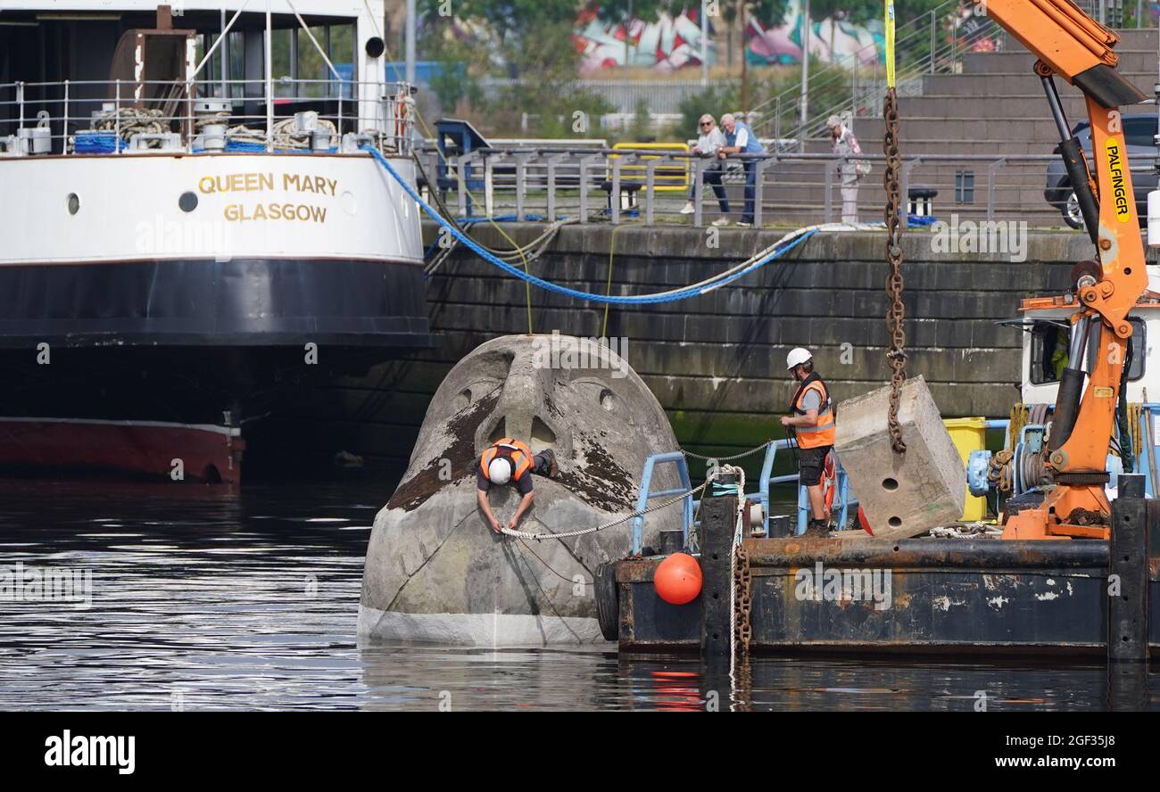 The 27-tonne concrete and steel Floating Head sculpture by artist ...