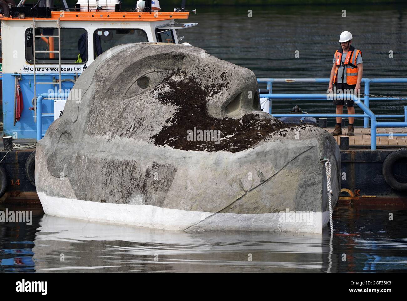 The 27-tonne concrete and steel Floating Head sculpture by artist ...