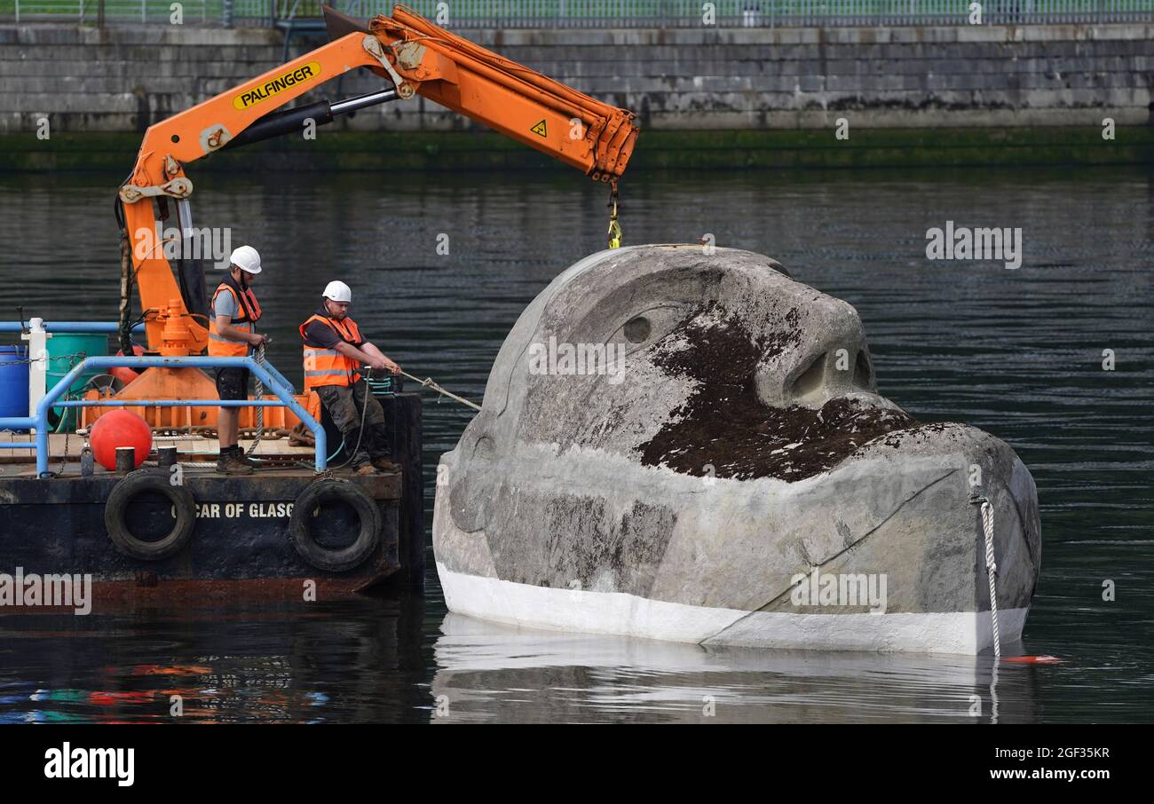 The 27-tonne concrete and steel Floating Head sculpture by artist ...