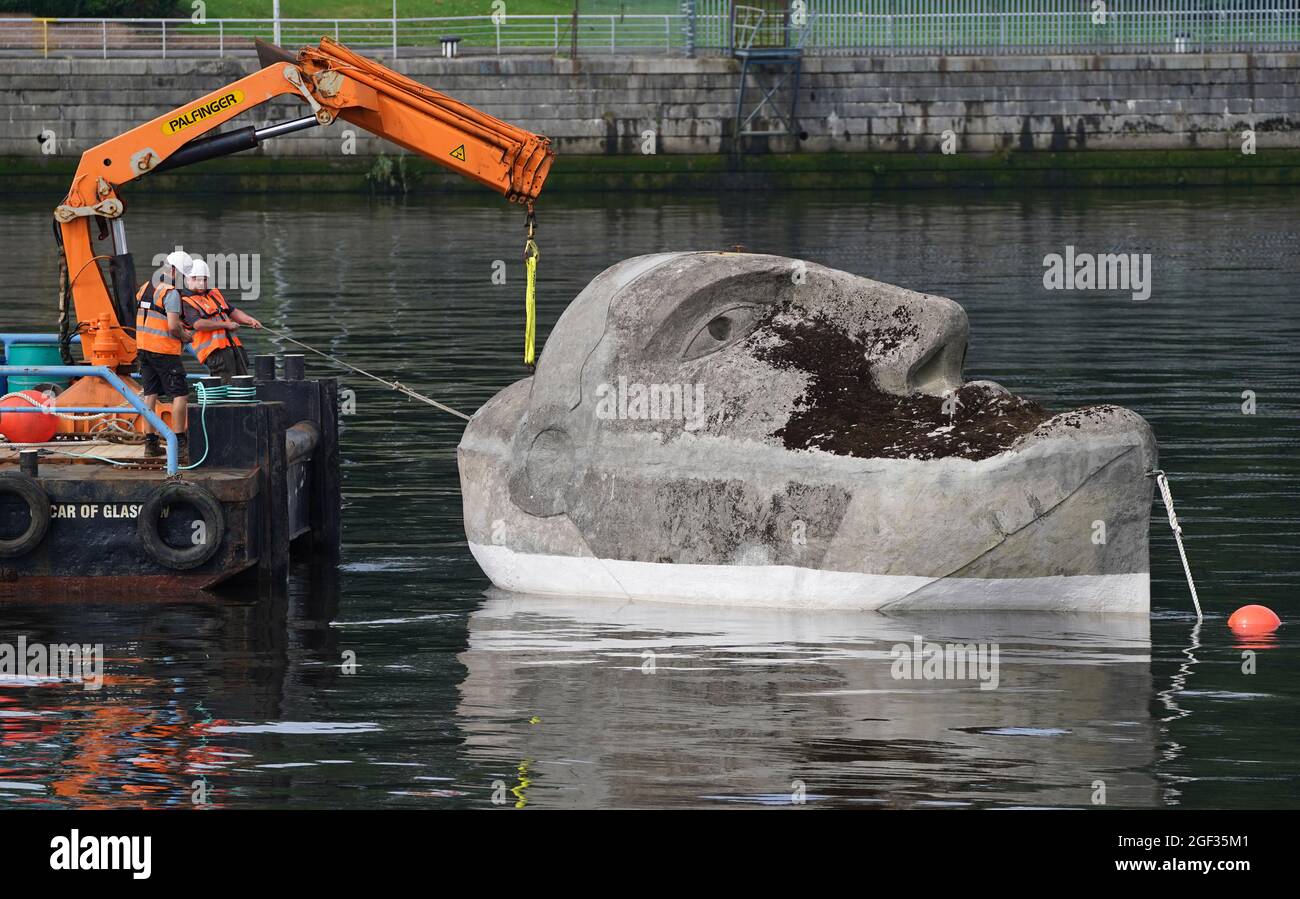 The 27-tonne concrete and steel Floating Head sculpture by artist ...