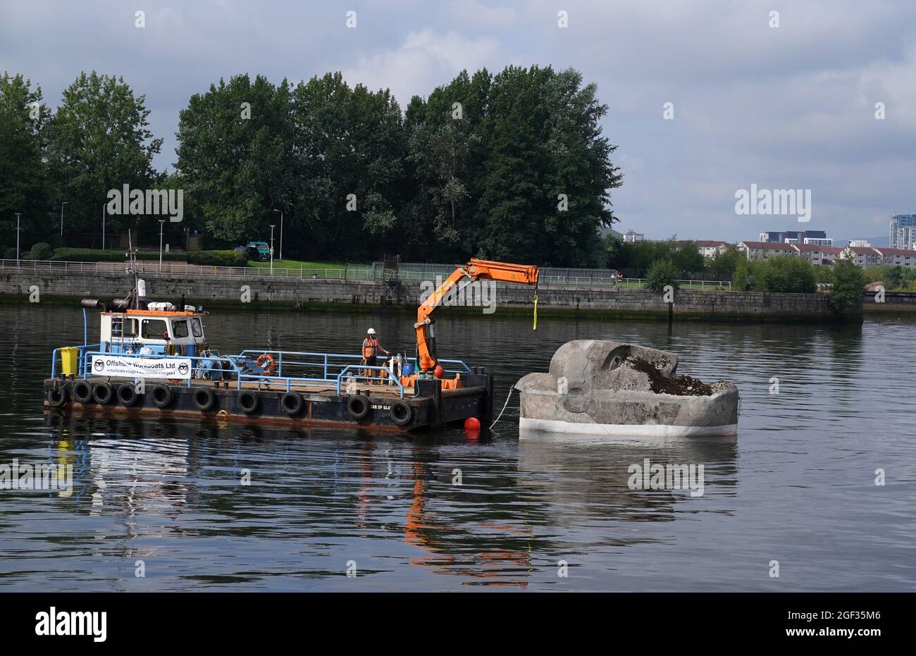 The 27-tonne concrete and steel Floating Head sculpture by artist ...