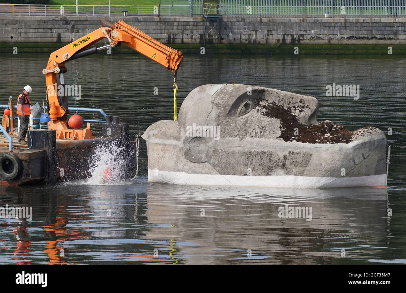 Richard groom sculpture concrete head hi-res stock photography and ...