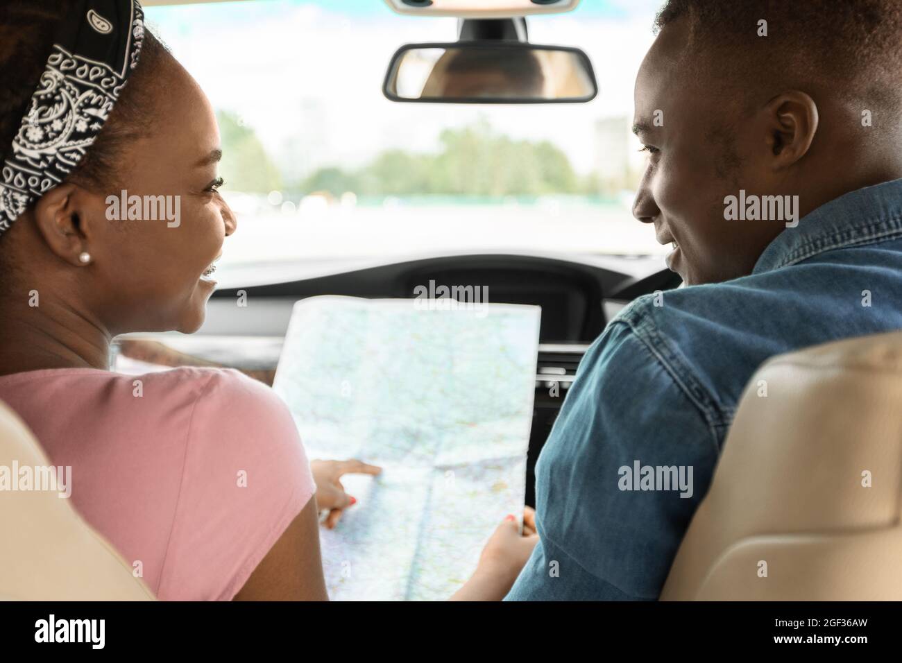 Back view woman map looking view hi-res stock photography and images ...