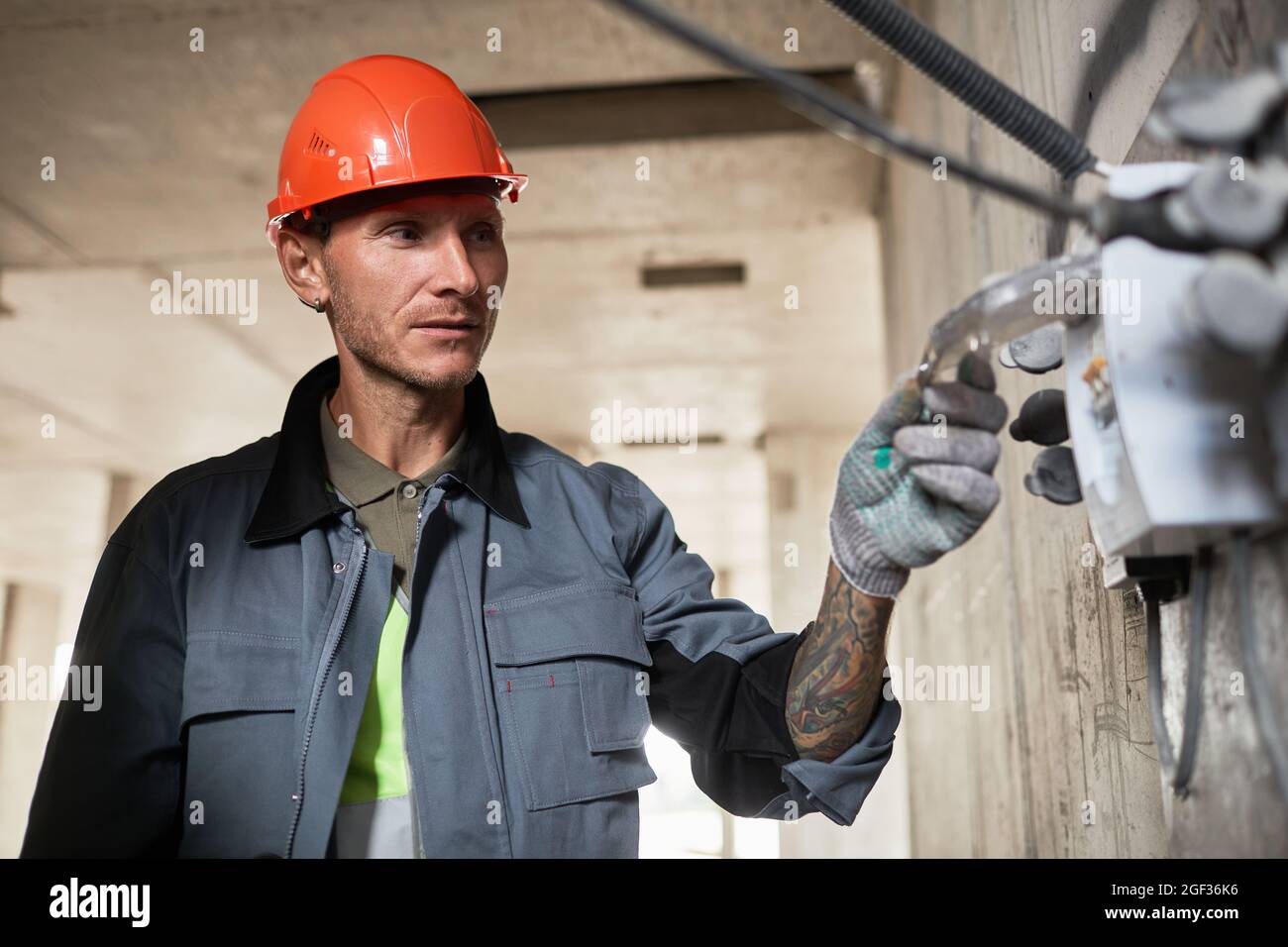 Setting up the construction site hi-res stock photography and images ...