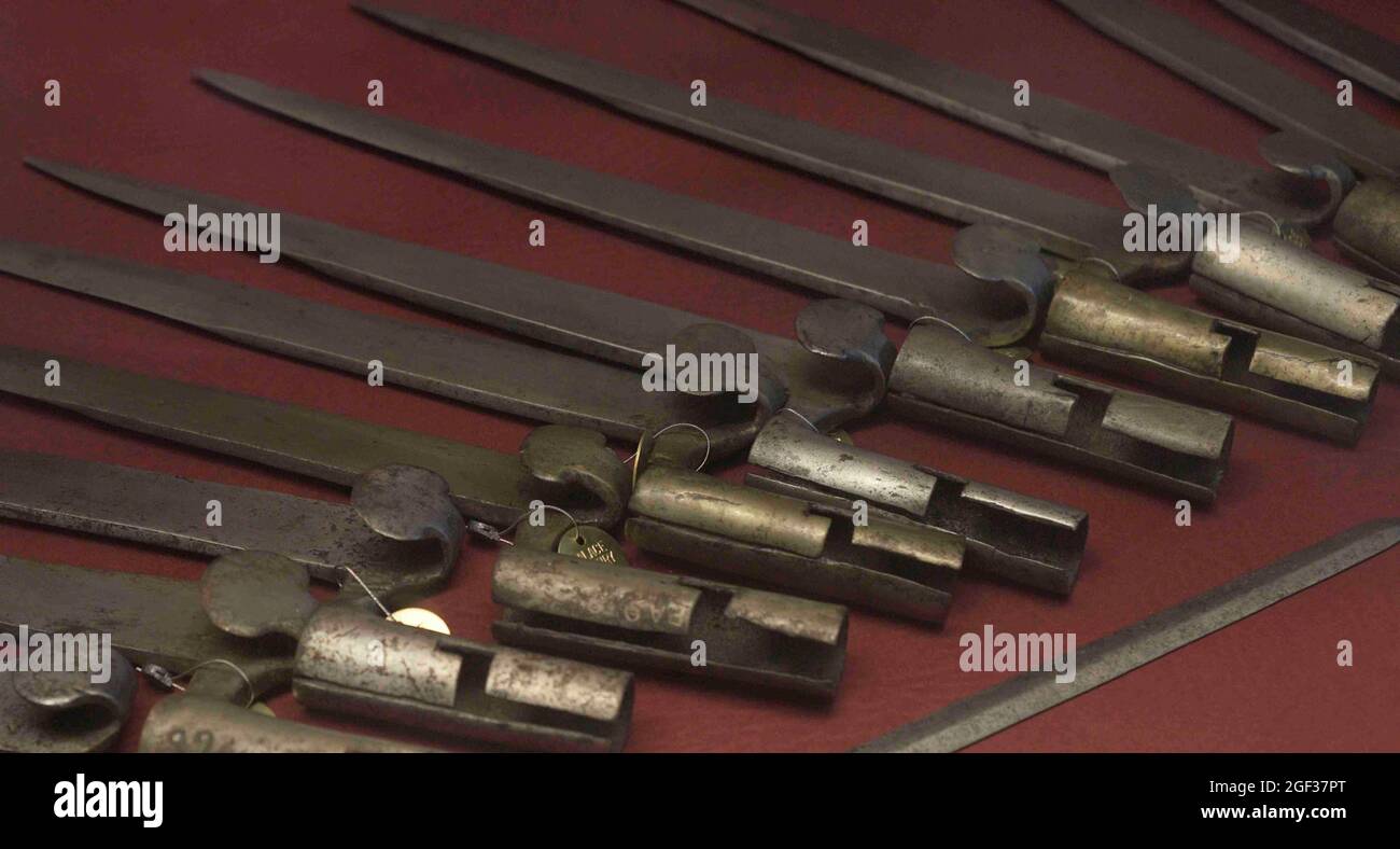 Split-Socket bayonets. Early socket bayonets which have the socket tube ...