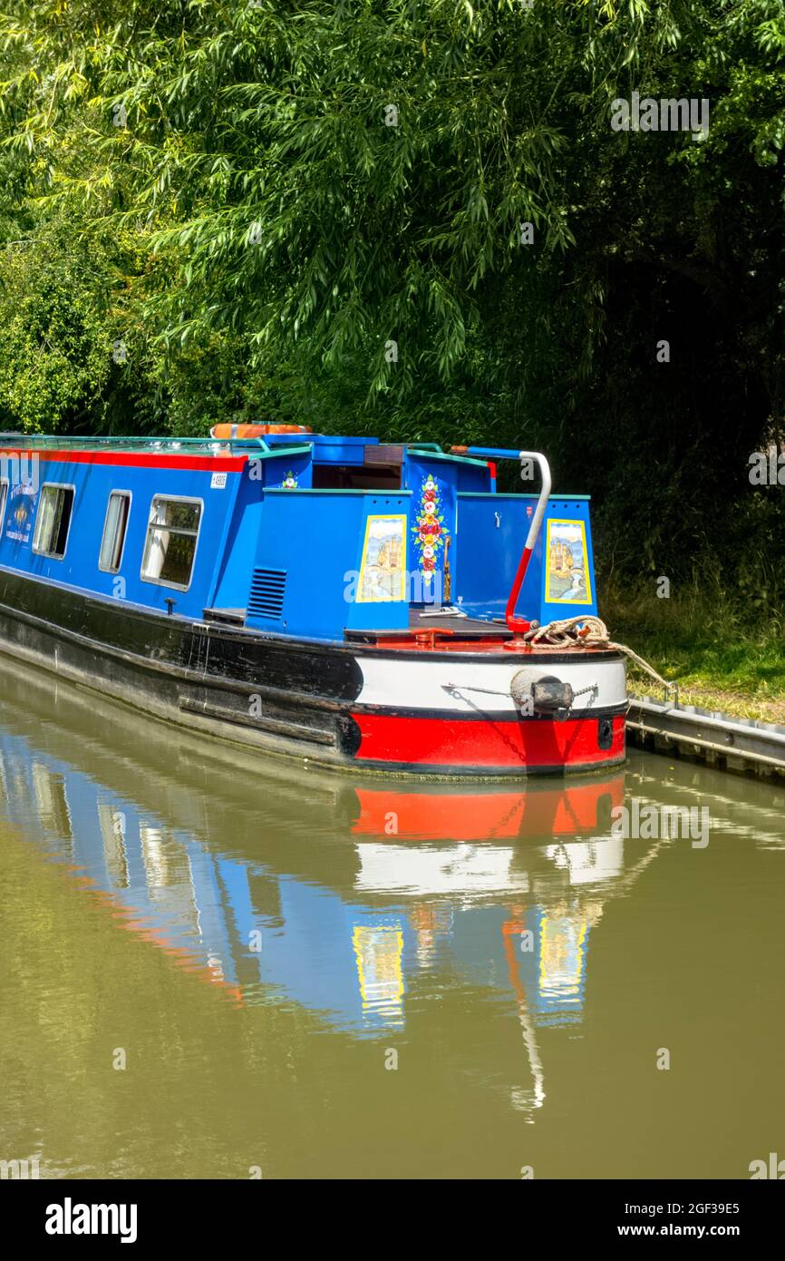 Colourful narrowboat hi-res stock photography and images - Alamy