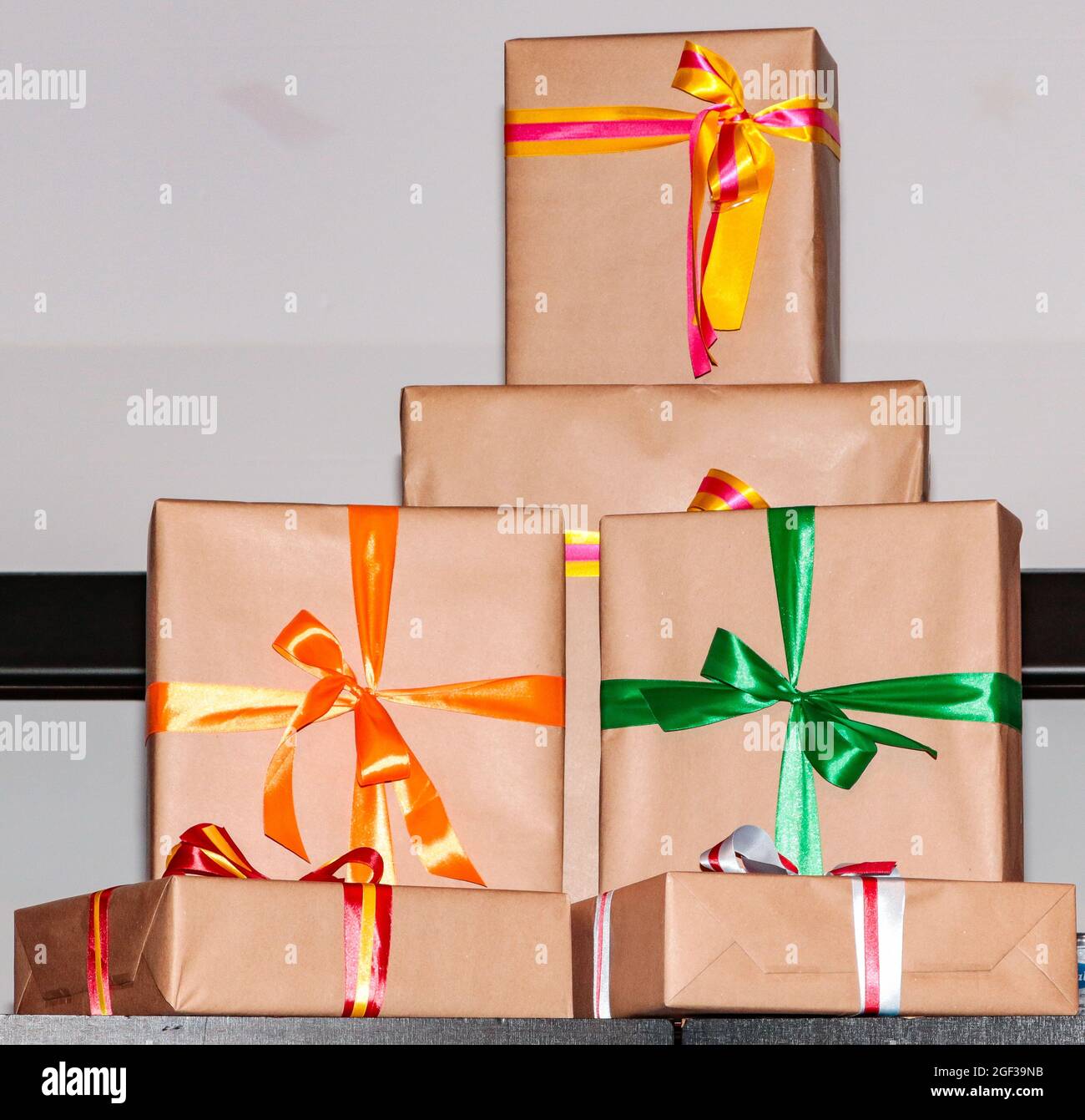 Gift wraps in various sizes, wrapped in kraft paper and with a bow of ...