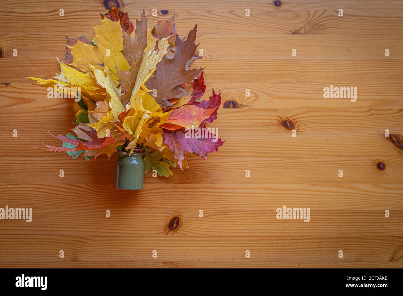 Flat lay wooden table background with autumn leaves Stock Photo - Alamy