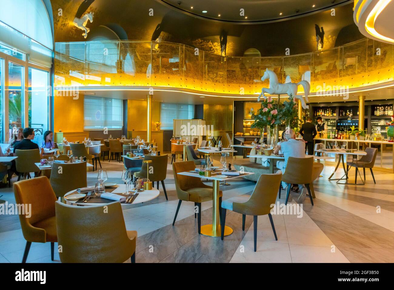 Fancy french restaurant interior decor hi-res stock photography and ...