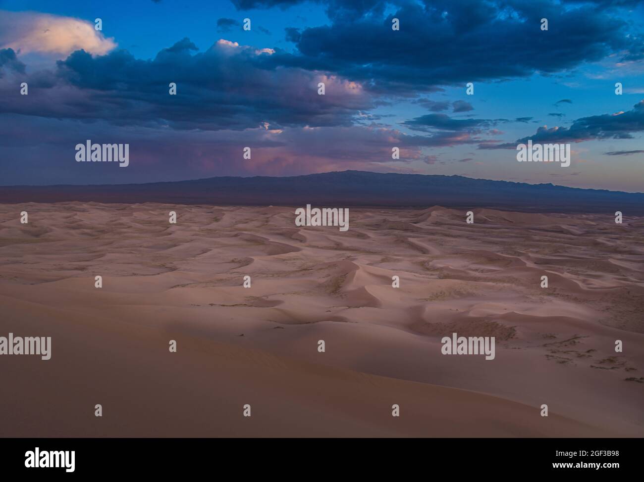 Mongolian gobi sand dunes Stock Photo - Alamy