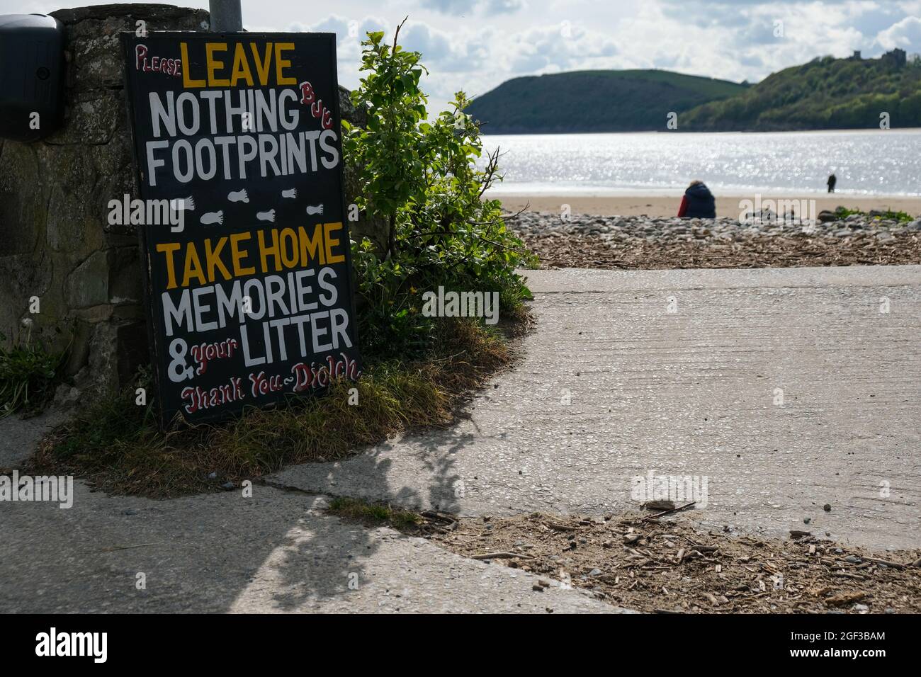 A sign saying "Leave Nothing but Footprints" to encourage people to ...