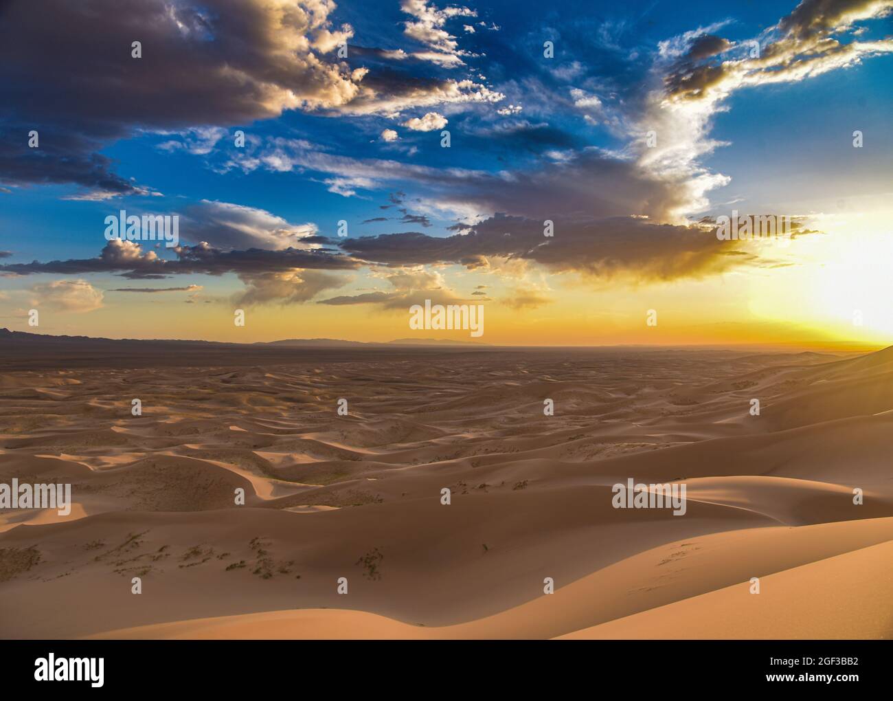 Mongolian gobi sand dunes Stock Photo - Alamy