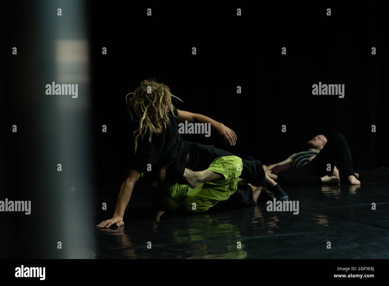 Contact improvisation hi-res stock photography and images - Alamy