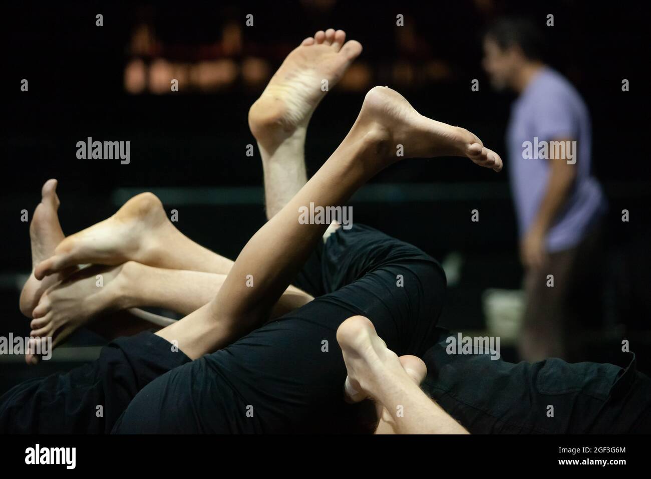 Contact improvisation hi-res stock photography and images - Alamy