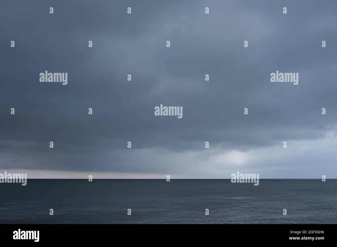 Moody Seacape with horizontal horizon Stock Photo - Alamy