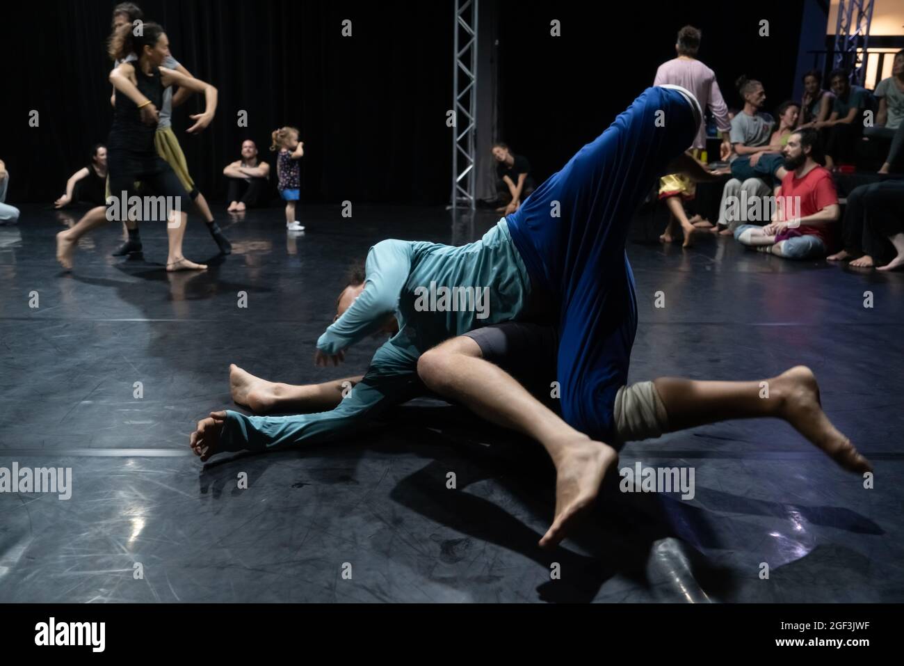 Contact improvisation hi-res stock photography and images - Alamy