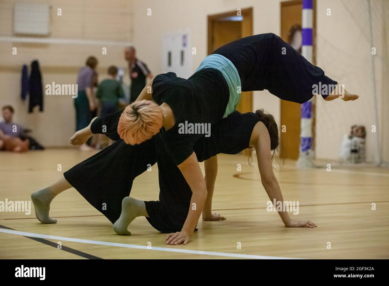 Contact improvisation hi-res stock photography and images - Alamy