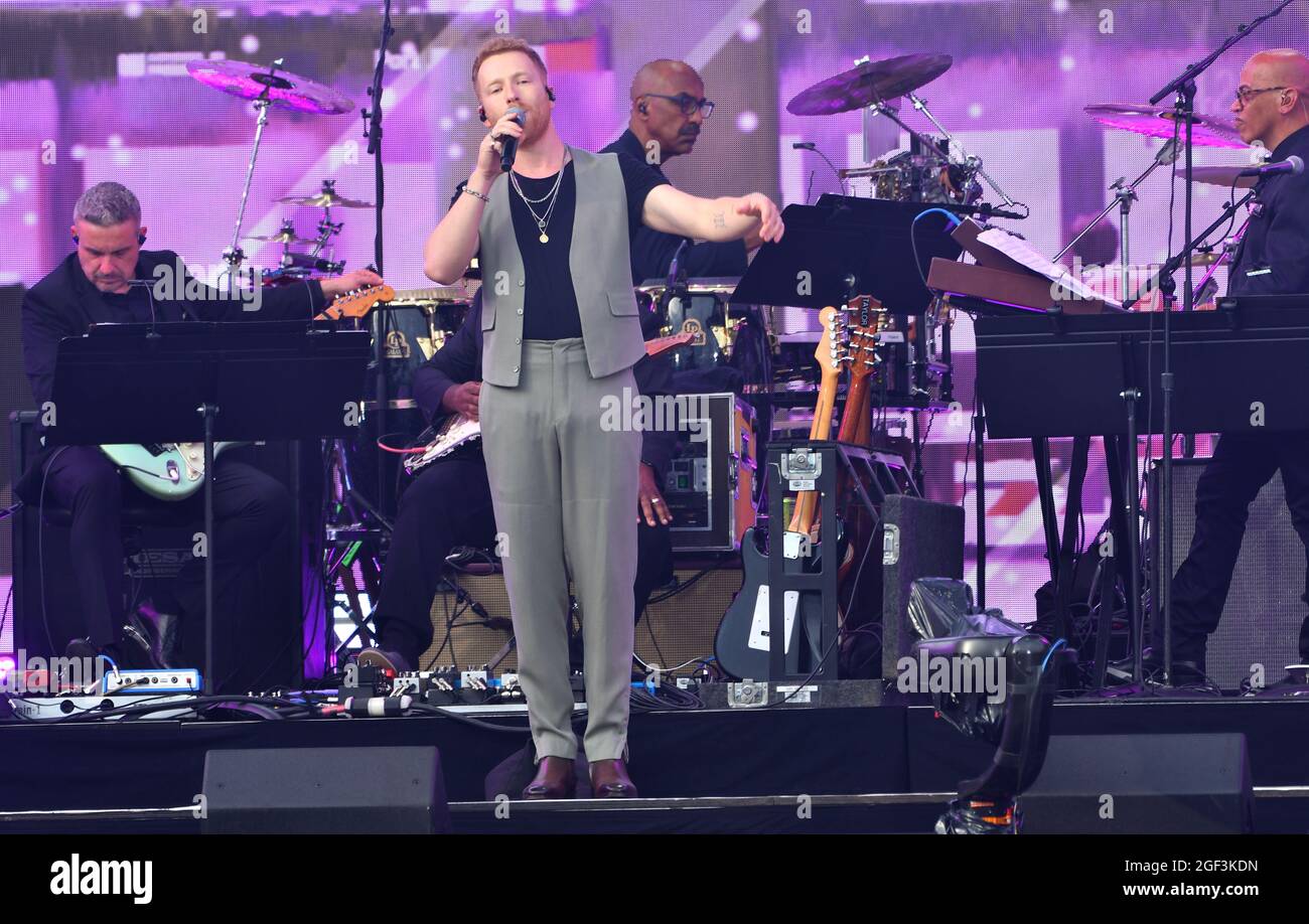 We love nyc concert photo jp saxe hi-res stock photography and images ...