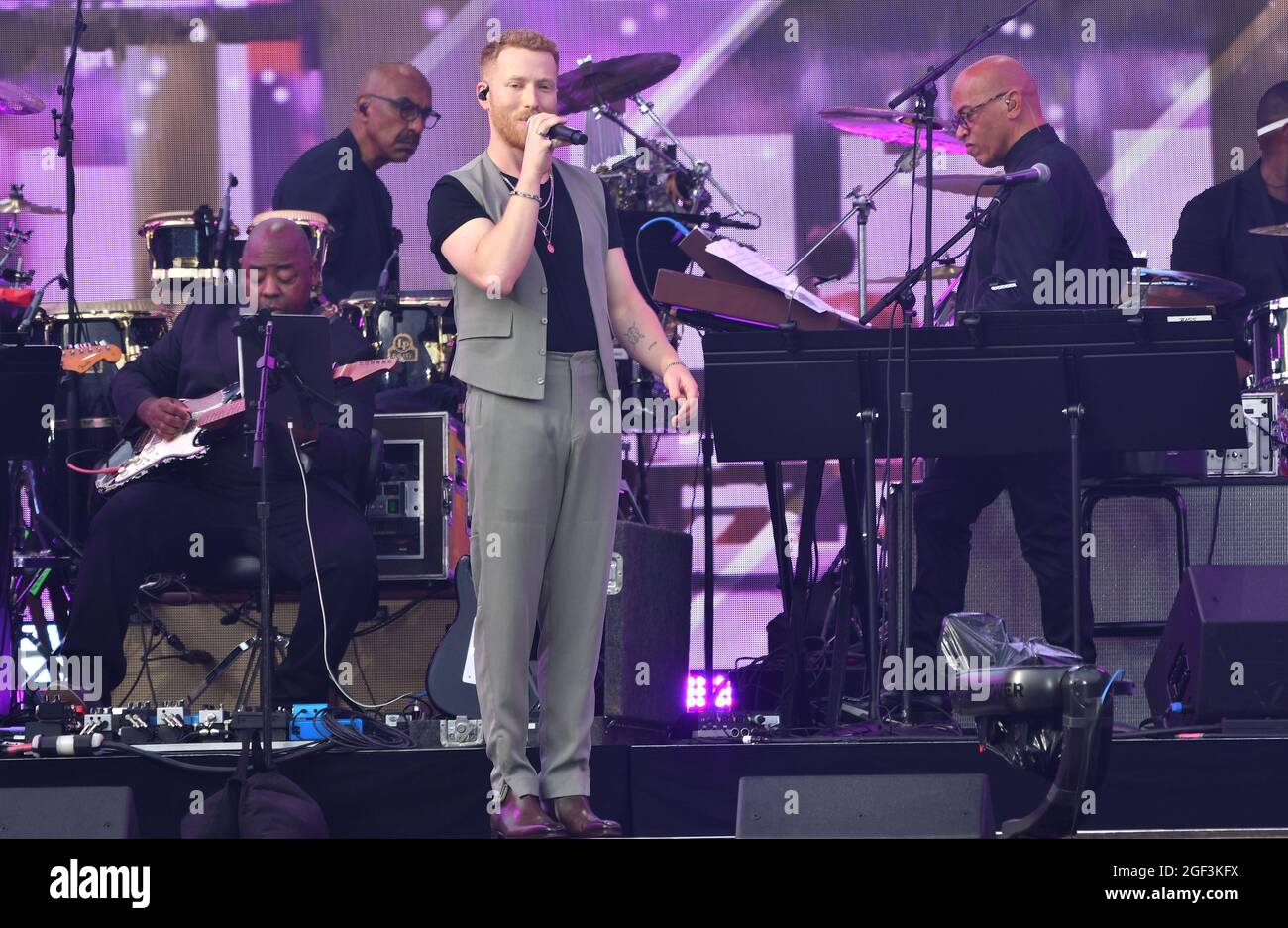 We love nyc concert photo jp saxe hi-res stock photography and images ...