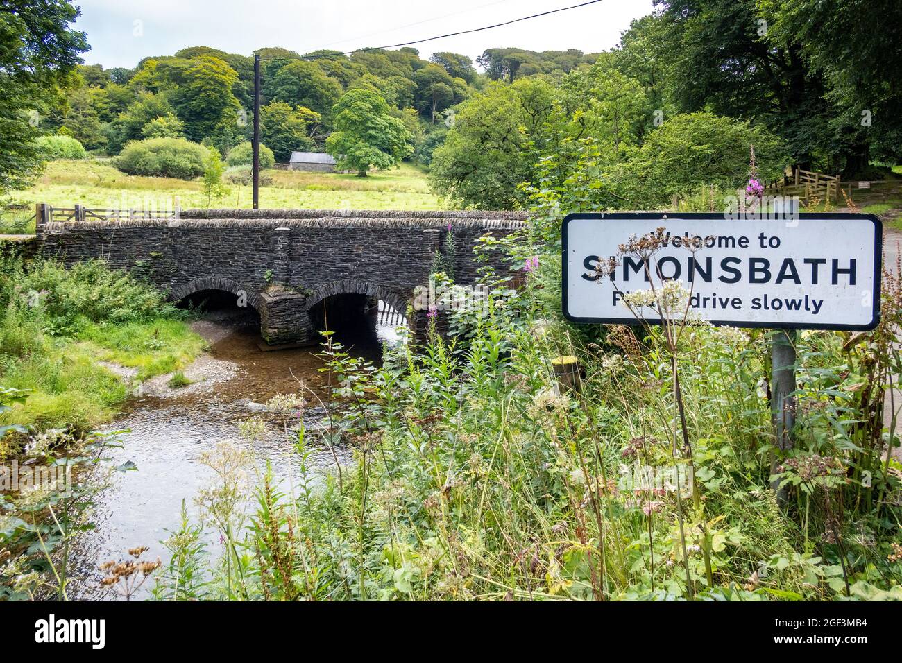 View of the old stone bridge at Simonsbath Stock Photo - Alamy