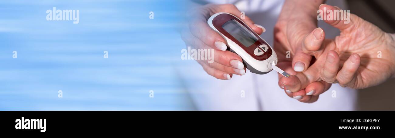 Nurse checking blood sugar level Stock Photo - Alamy