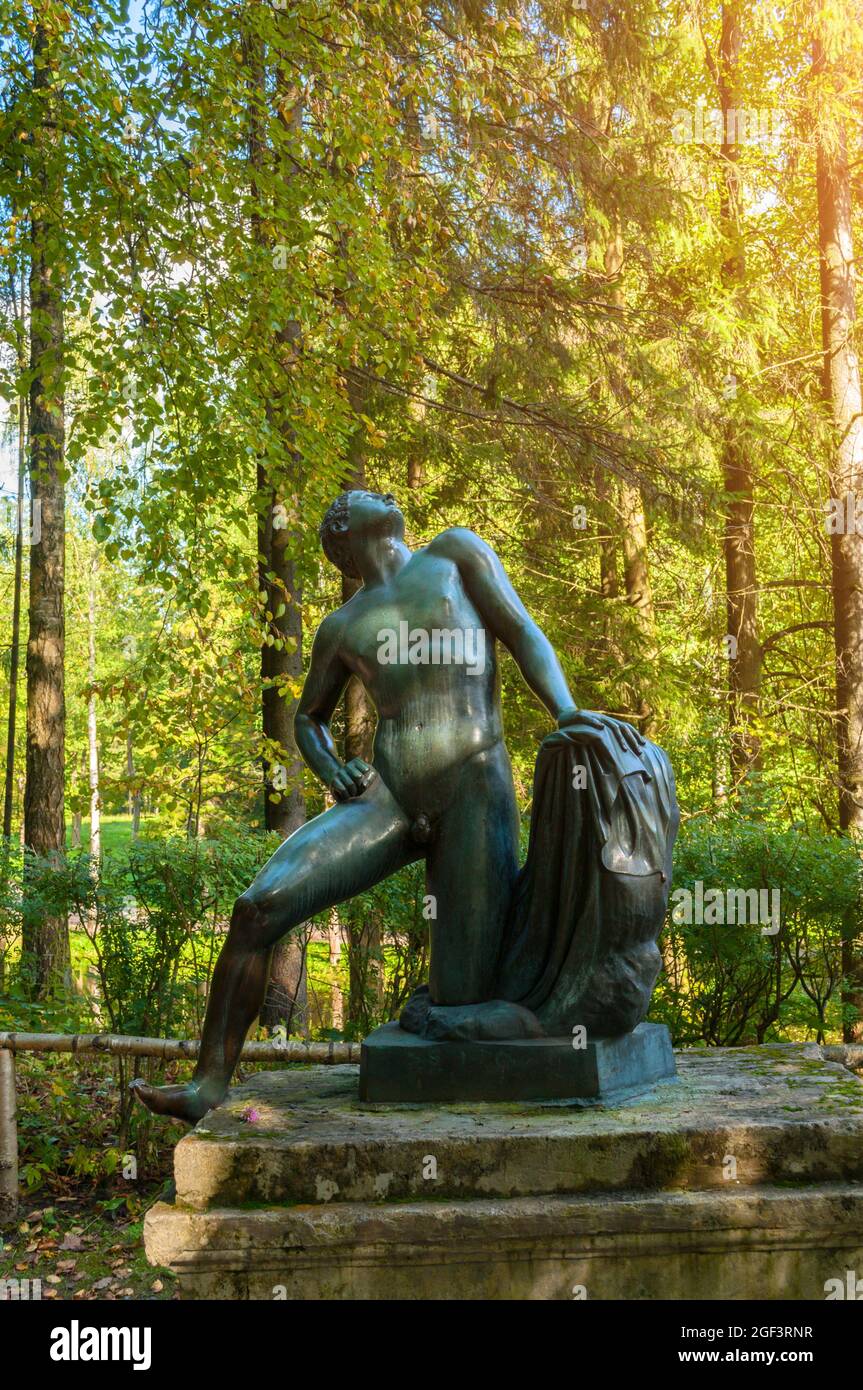 Dying niobid statue hi-res stock photography and images - Alamy