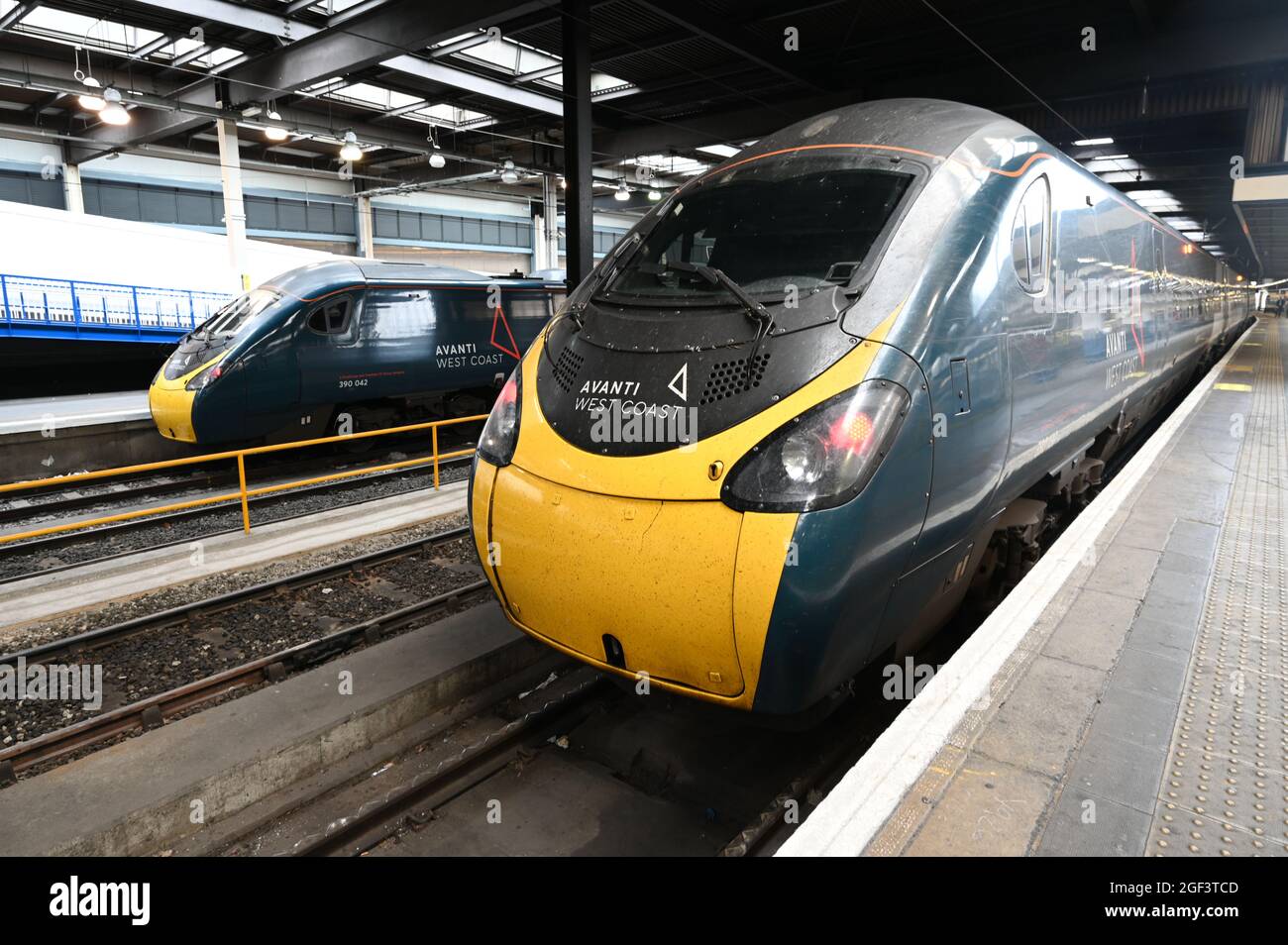 A class 390 Pendolino at Euston station in London Stock Photo - Alamy