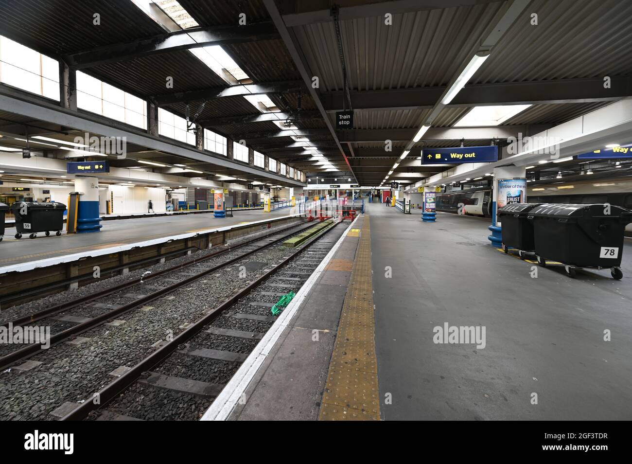 Empty euston station hi-res stock photography and images - Alamy