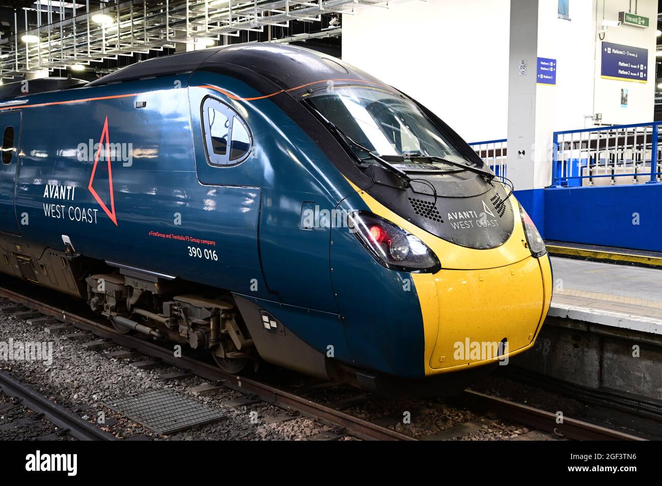 A class 390 Pendolino at Euston station in London Stock Photo - Alamy